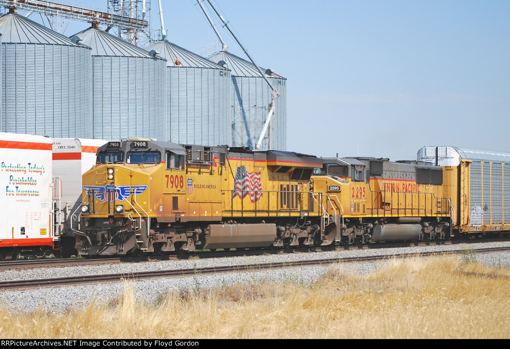 UP 7908 and UP 2295 lead east bound UP freight